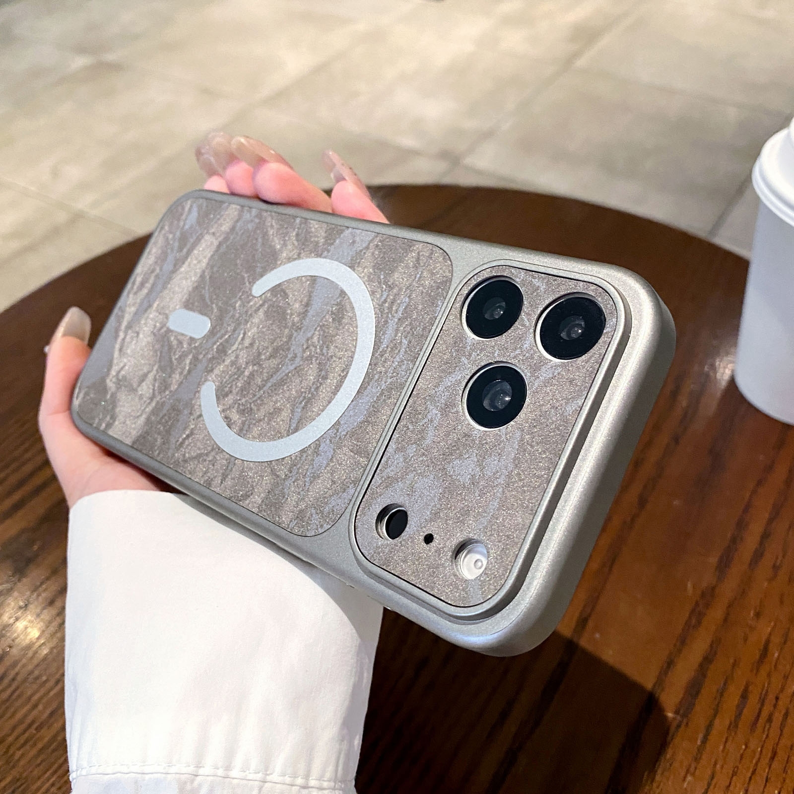 Oil-Spray Snow Mountain Pattern Case for iPhone 17 Pro, Gray_Mengtor.com